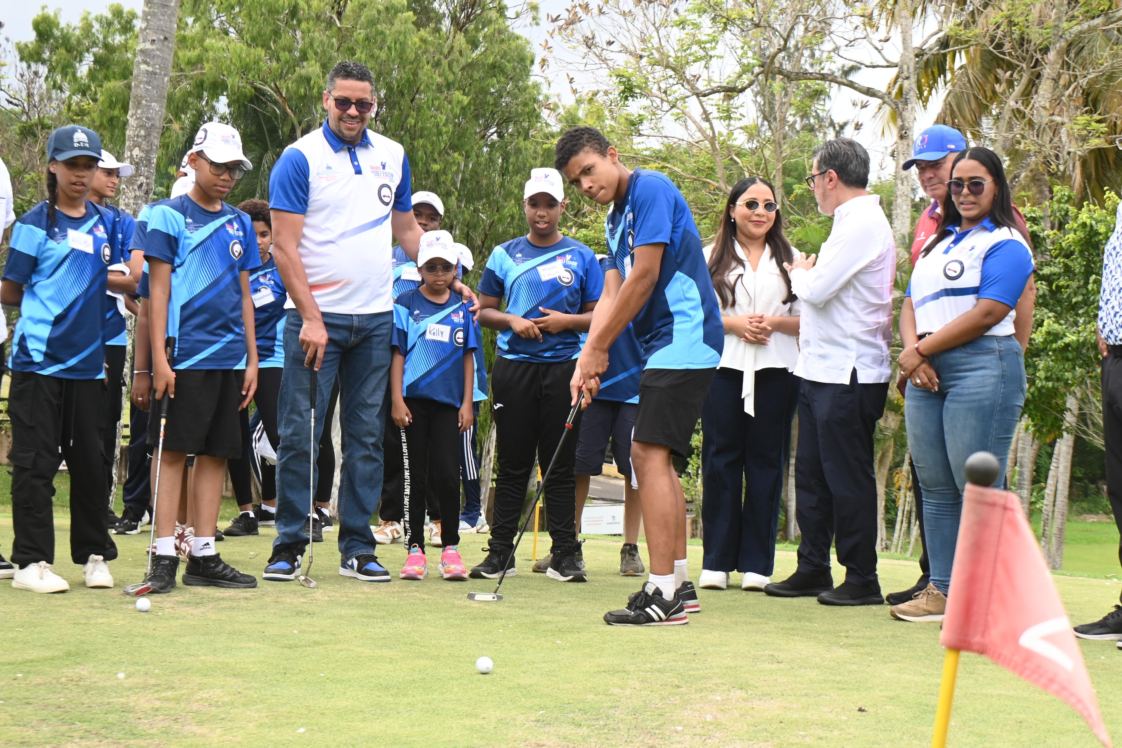 Inefi inaugura Programa de Verano de Golf Escolar 2025 para estudiantes ...