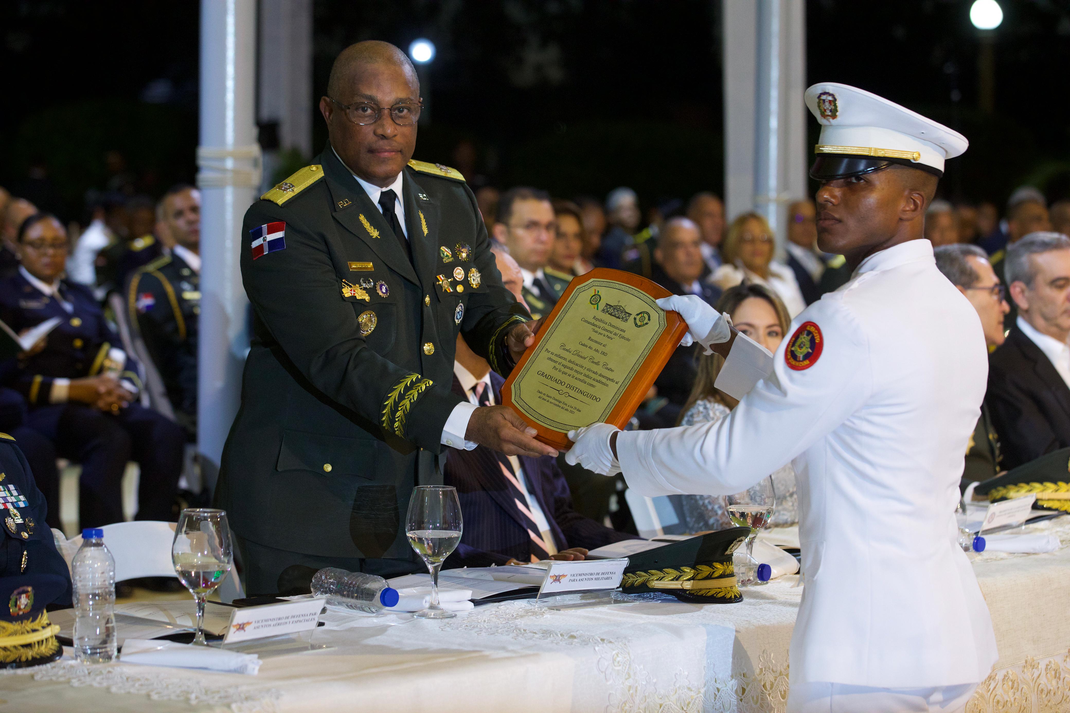 Presidente Abinader encabeza graduación de la LXII promoción de cadetes ...