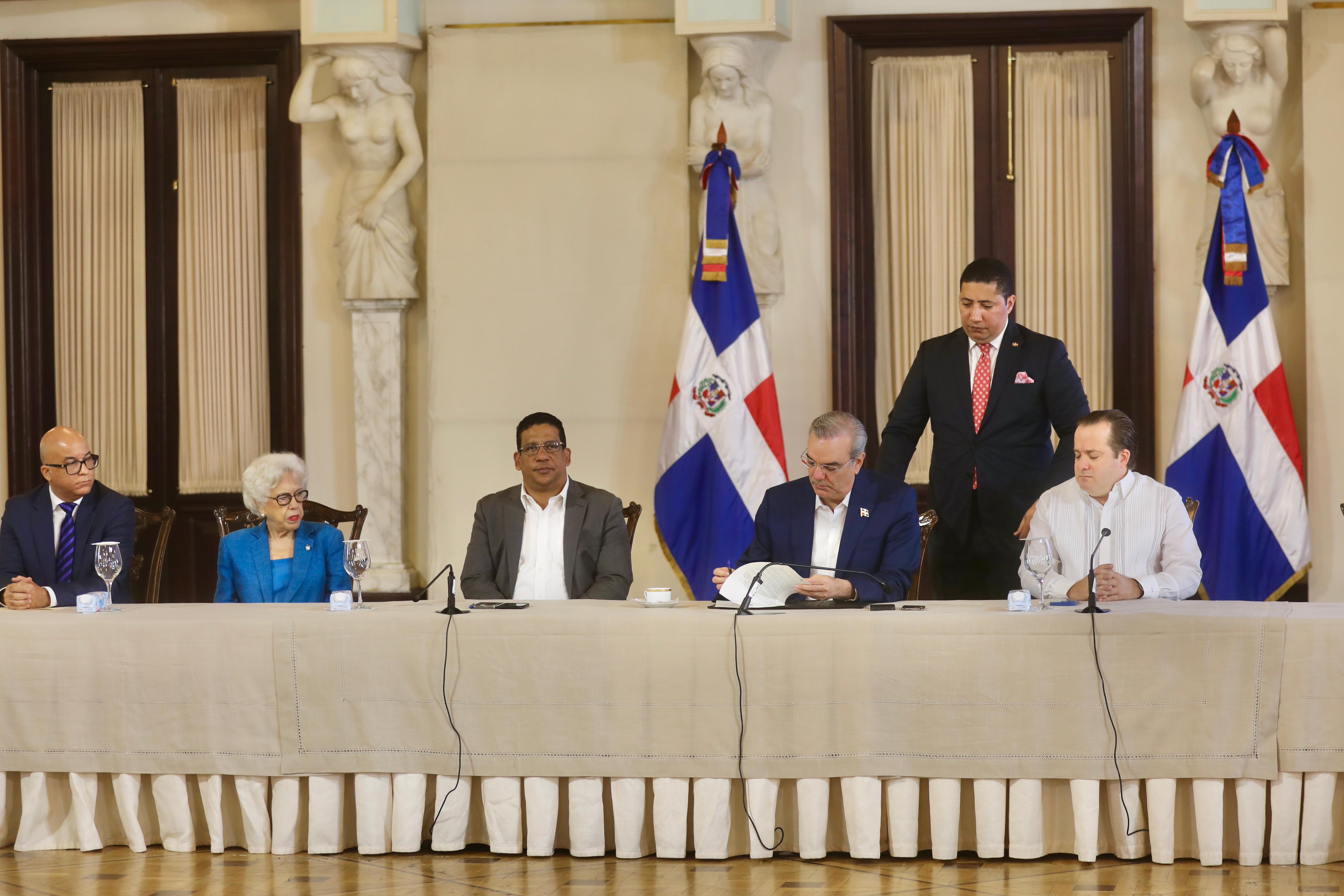 Presidente Abinader promulga Decreto 1-24 que regula la publicidad ...