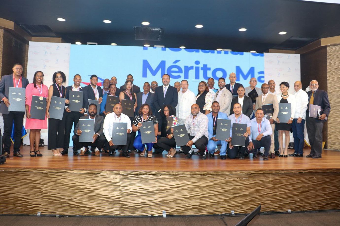 INEFI entrega “Medalla al Mérito Magisterial en Educación Física ...