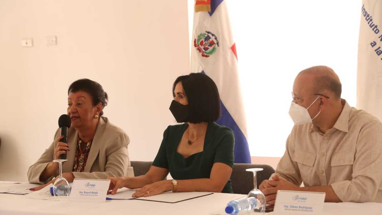 La primera dama y la directora ejecutiva del Inaipi inician servicios ...