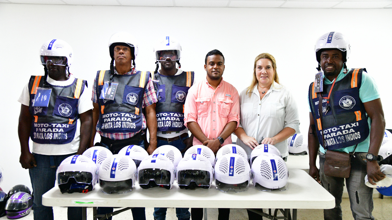 INTRANT capacita a usuarios de motocicletas; reciben cascos protectores ...