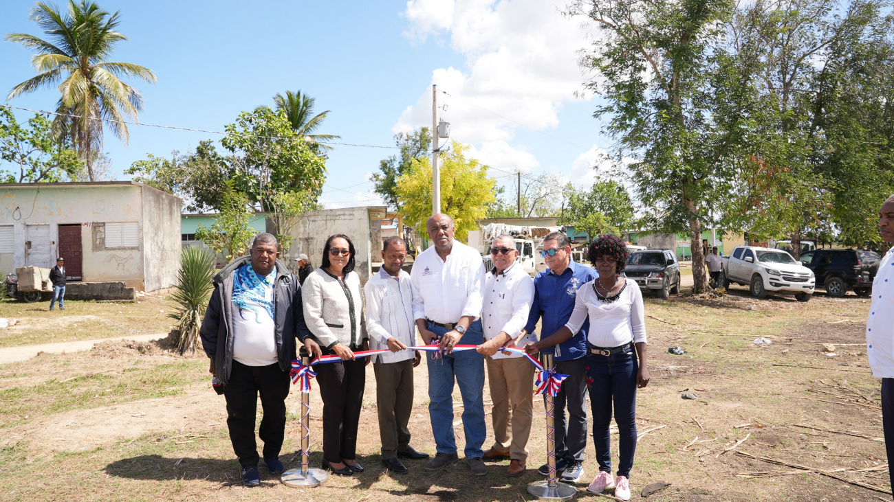 Gobierno lleva luz a 47 familias del Batey Don López en Hato Mayor ...