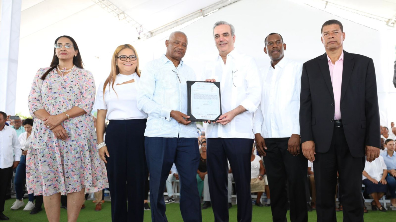 Presidente Abinader entrega más 800 títulos de propiedad en Guayabal ...